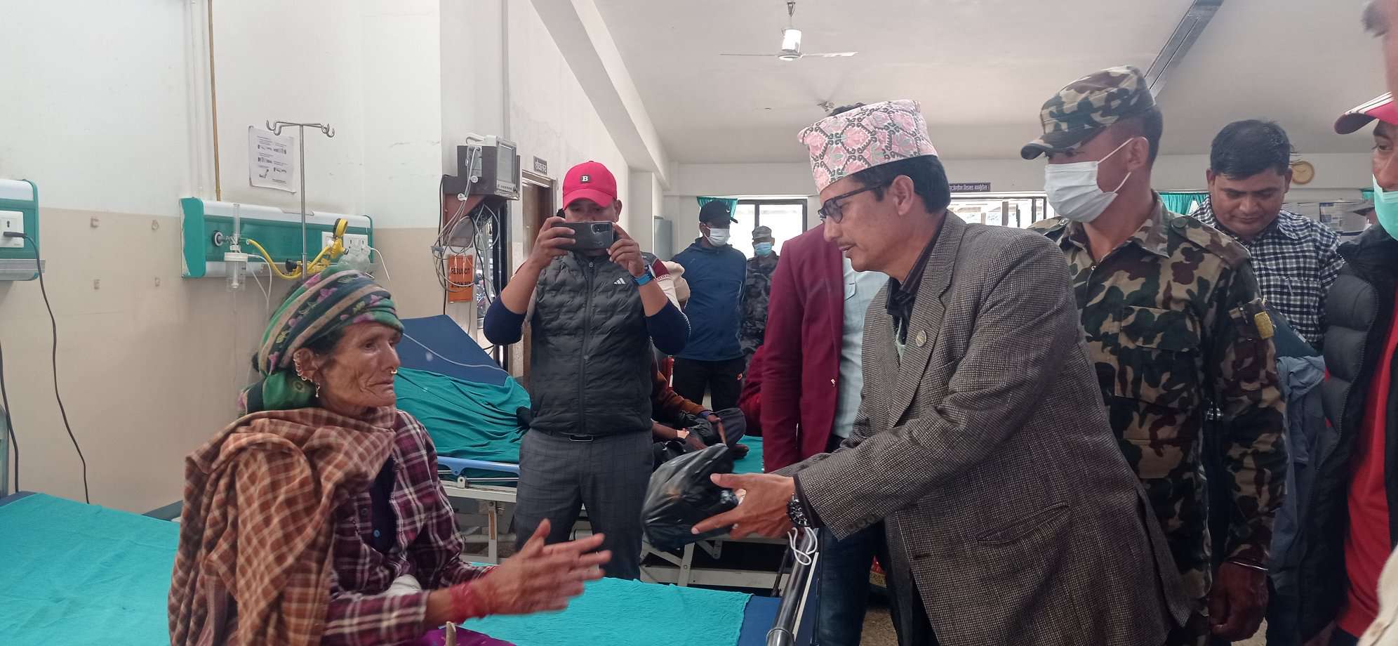 वाक नेपालद्धारा २५ औँ जन्मोत्सवको अवसरमा विरामीलाई फलफूल वितरण - खप्तड ...